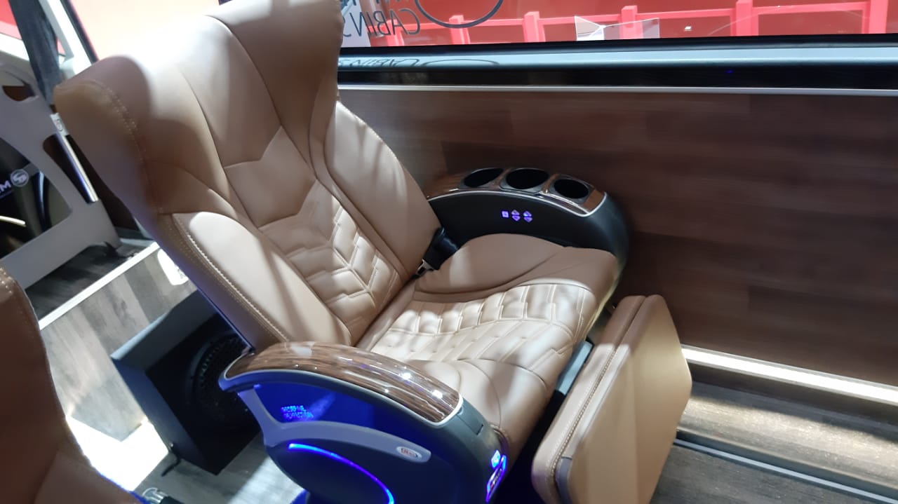 Lebih Intim Dengan Bus Hino Mewah yang Ramah Lingkungan