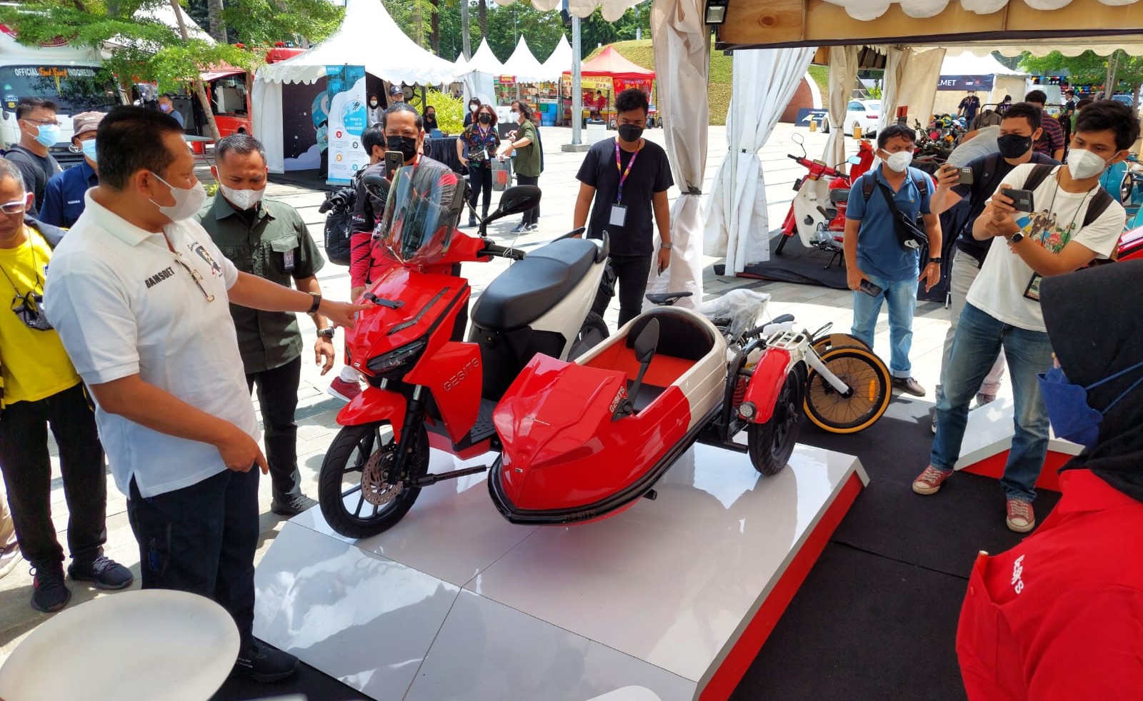 Promo Motor Listrik Sampai Helm Klasik di IIMS Motobike