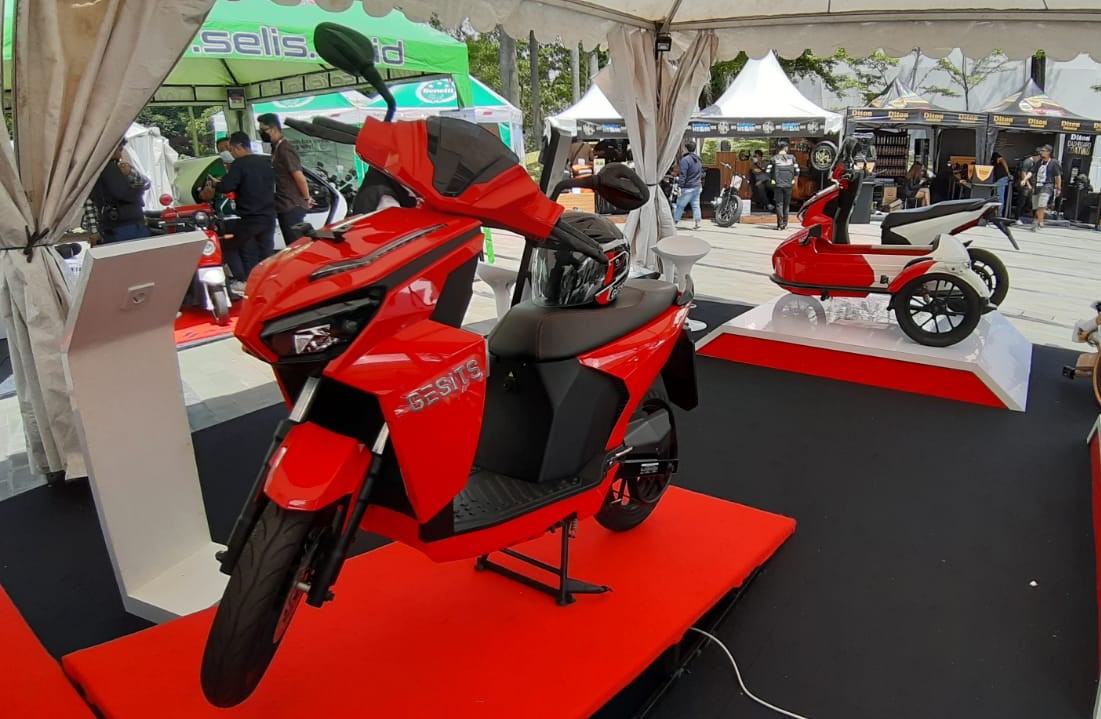 Promo Motor Listrik Sampai Helm Klasik di IIMS Motobike