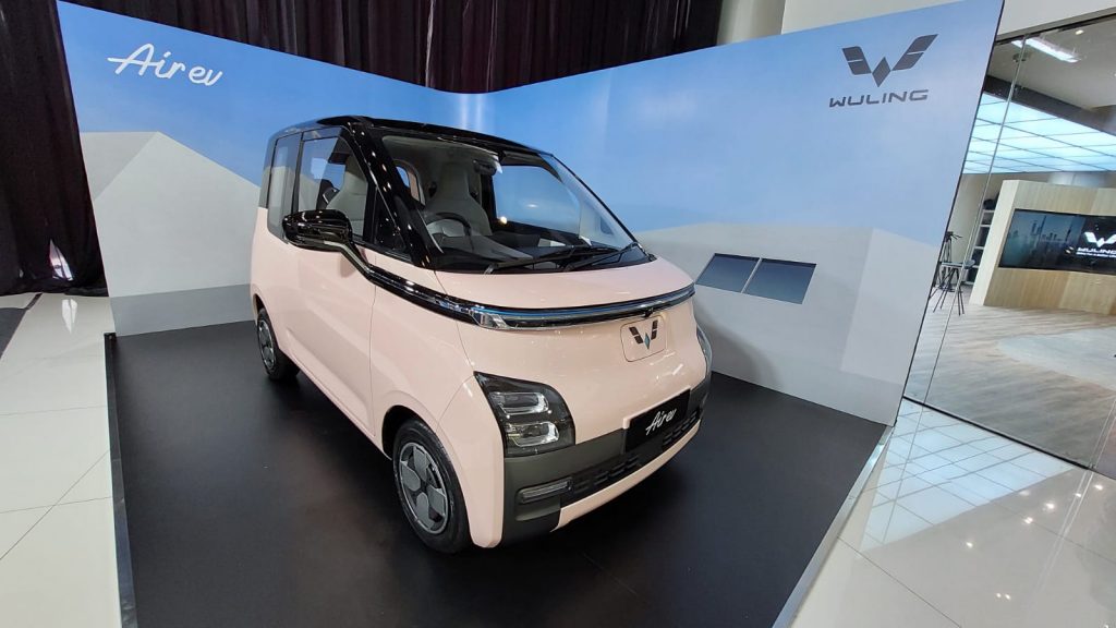 Wuling Air ev Dicharge Pakai Listrik Rumah Berdaya 2.200 W