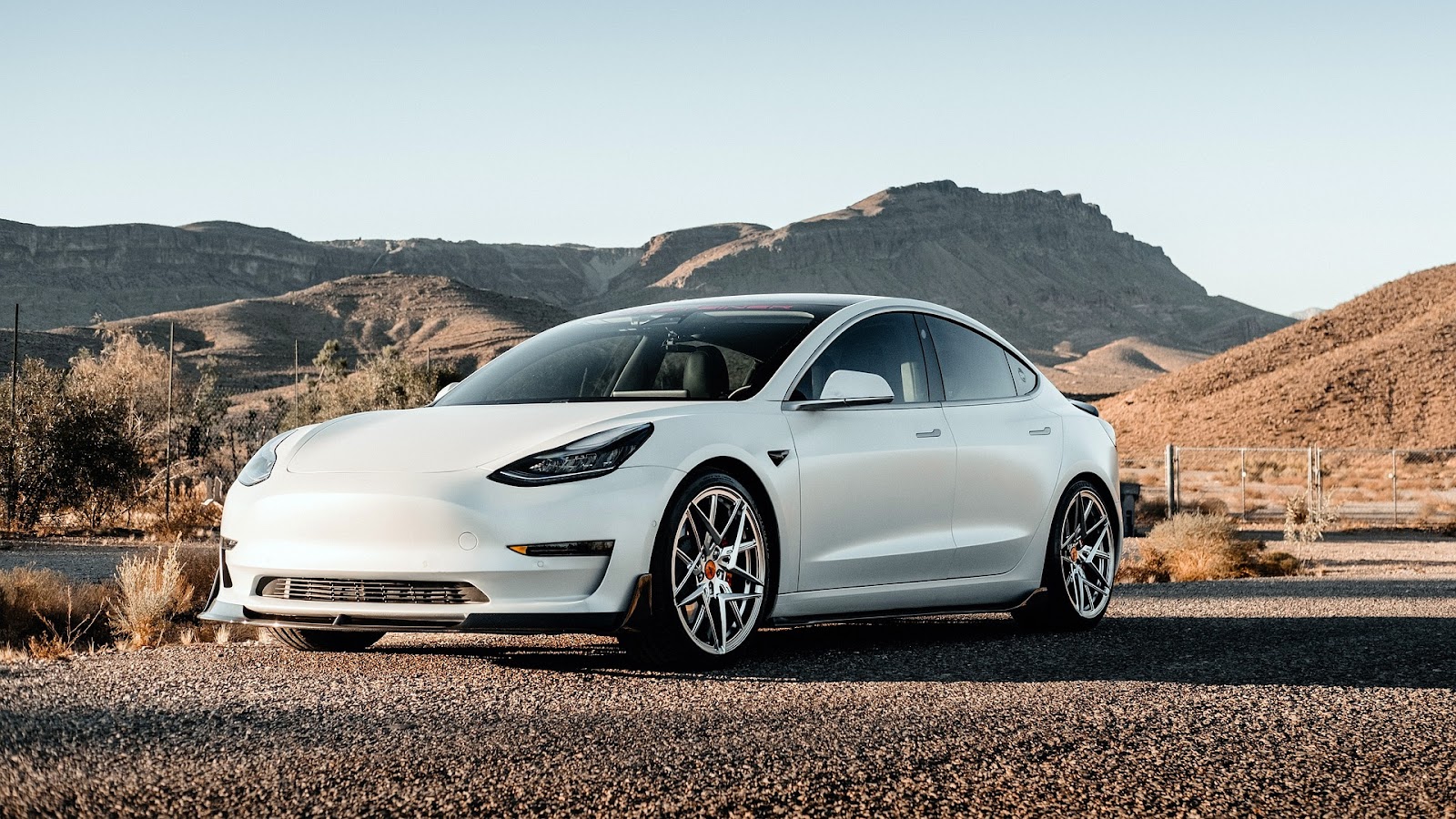 Mobil Tesla Terbaik di Indonesia, Cek Spesifikasi & Harganya