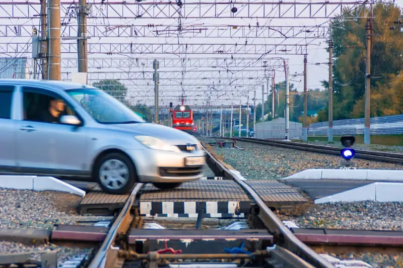 Mesin Mobil Mati Tiba-tiba di Rel Kereta Api, Apa Penyebabnya? - OLX News