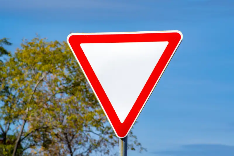 Pengendara Wajib Paham, Ini Arti Rambu Segitiga - OLX News