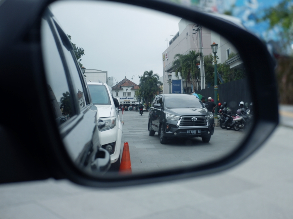 Tips Mengatur Posisi Spion Mobil dengan Tepat - OLX News