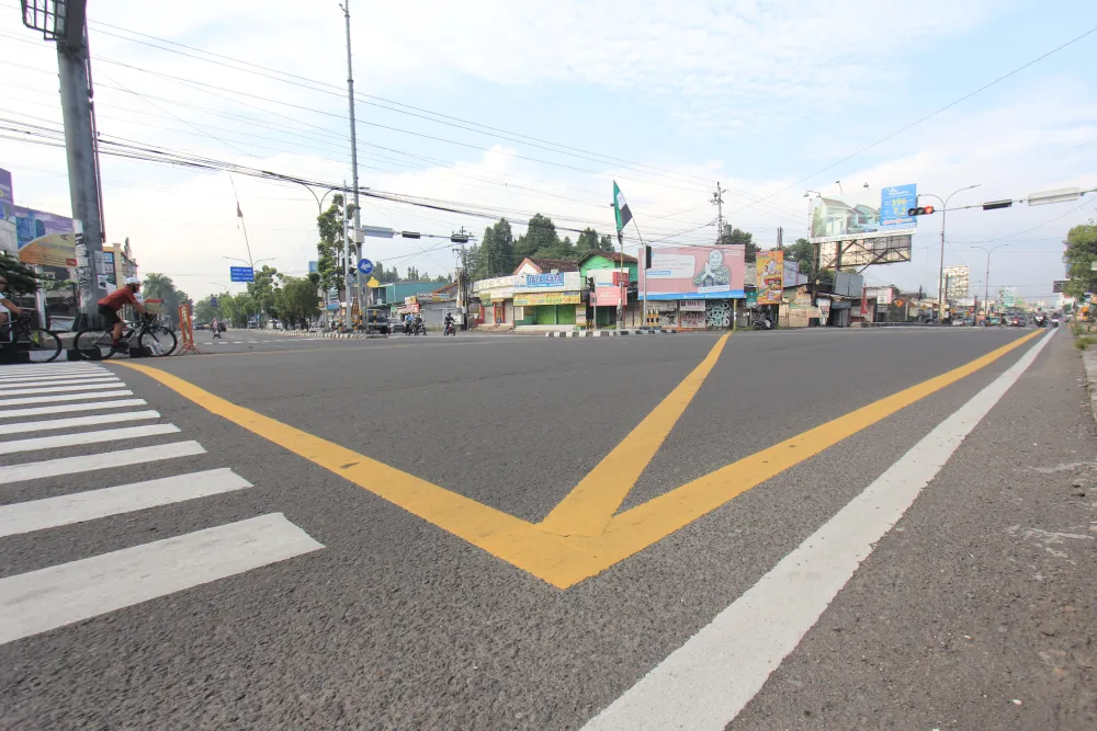 Wajib Tahu, Ini Perbedaan Garis Putih dan Kuning di Jalan Raya - OLX News