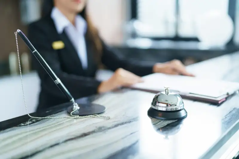 Mengenal Front Desk Agent, Mulai dari Definisi, Tugas, hingga Tanggung ...