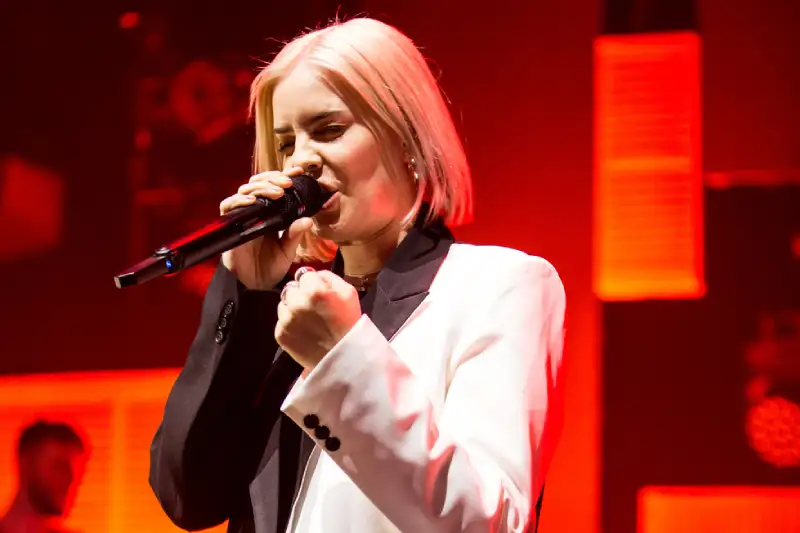 Lirik Lagu Anne-Marie ‘Rewrite The Stars’ Beserta Artinya - OLX News