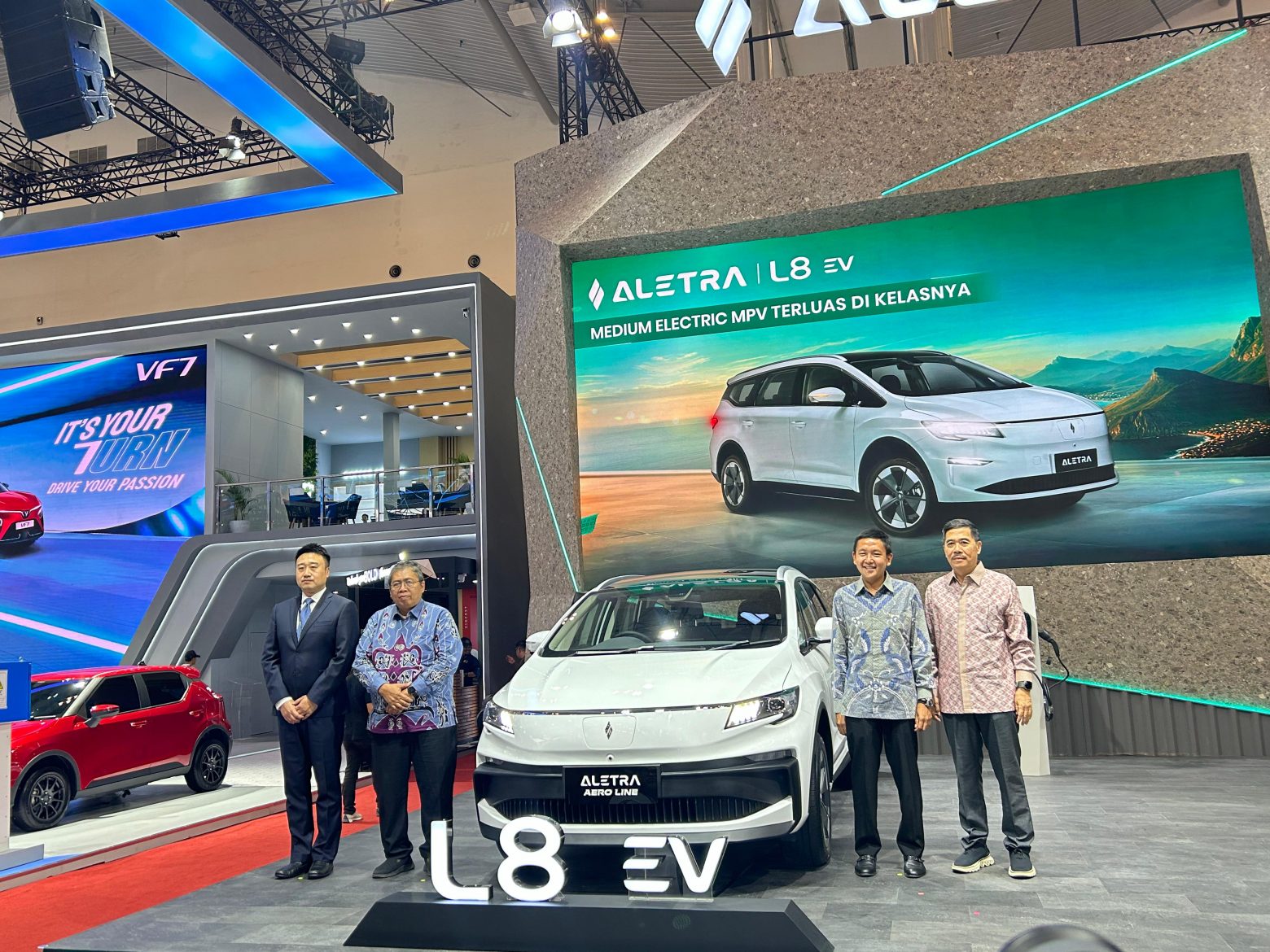 Aletra L8 EV 8-Seater Resmi Hadir di GIIAS 2025, MPV Listrik Keluarga ...