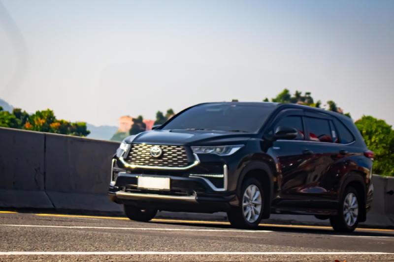 Toyota Innova Zenix VS Mitsubishi Destinator, Mana yang Paling Worth It ...